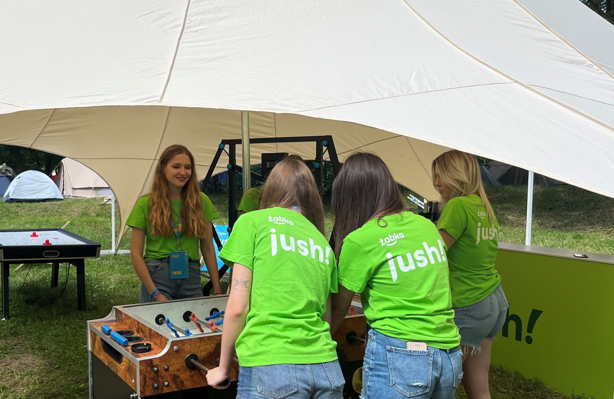 Żabka Jush z innowacyjnym rozwiązaniem. Dowiezie zakupy na FEST ...